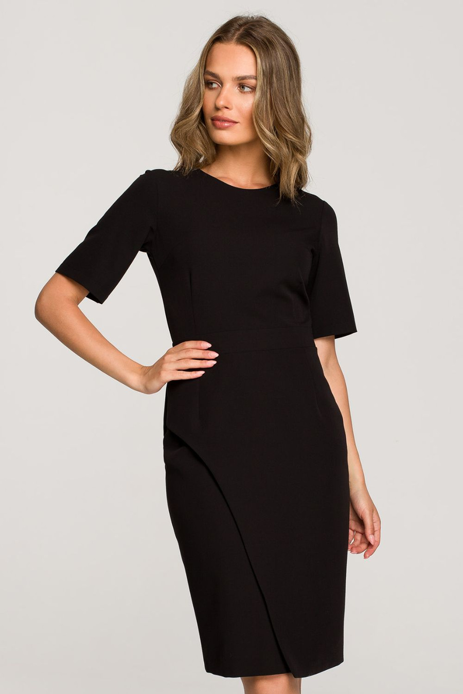 Elegancka sukienka ołówkowa z dołem na zakładkę klasyczna czarna